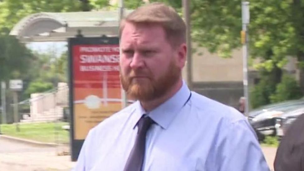 Gwent Police: Ex-PC Gediminas Palubinskas not guilty of assault - BBC News