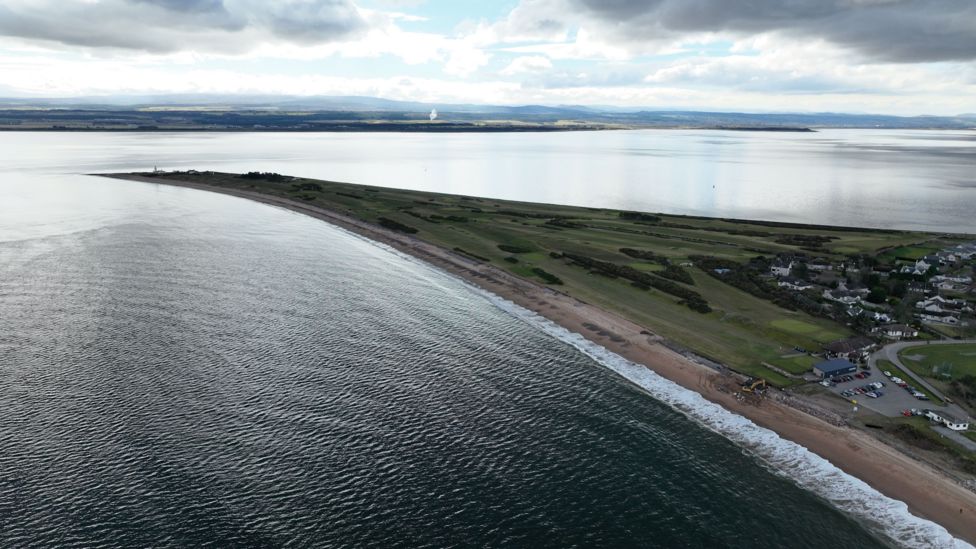 The Scottish golf courses disappearing into the sea - BBC News