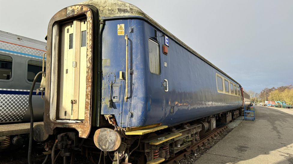 Loose: Community cafe train carriage arrives on site - BBC News