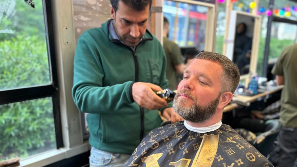 Erith: 'I want to know why all the shops have gone' - BBC News