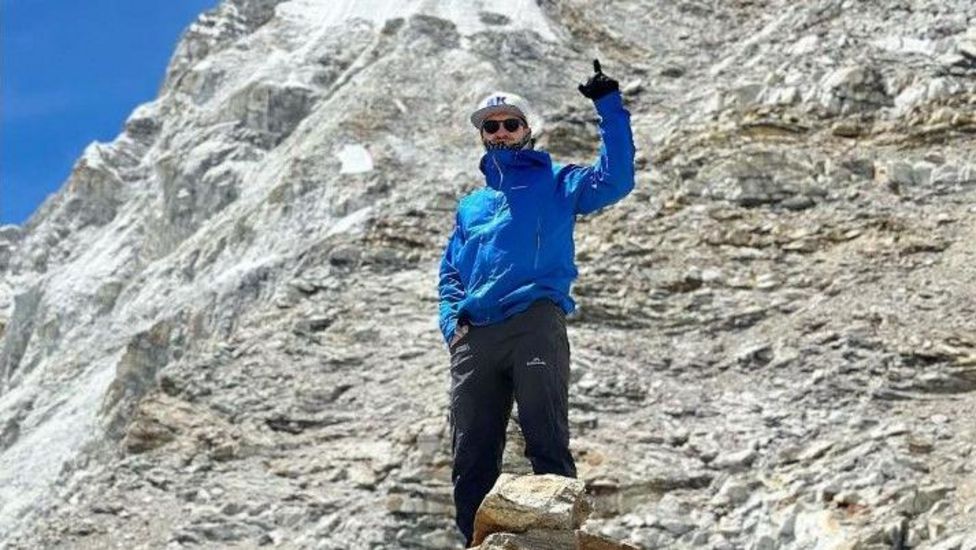Everest climber: Fundraiser to bring home missing Wakefield man - BBC News