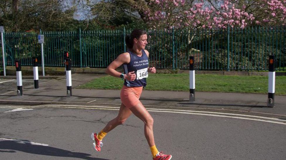Wolverhampton 10k race draws thousands of runners - BBC News