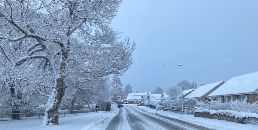 In pictures: Snow and ice hit parts of Scotland - BBC News