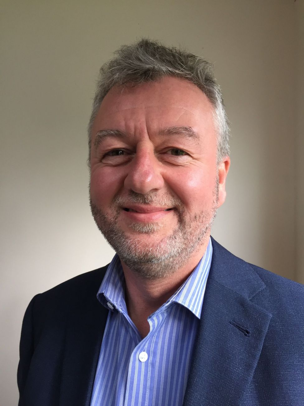 Calls for Hadleigh River Brett sluice gates to be kept open - BBC News