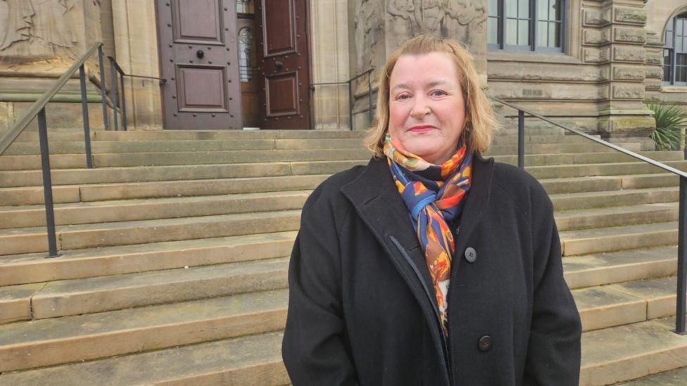 South Tyneside Council sorry for ex-leader's credit card use - BBC News