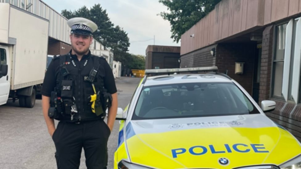 Officer's 'once in lifetime' photo with Ipswich footballers - BBC News