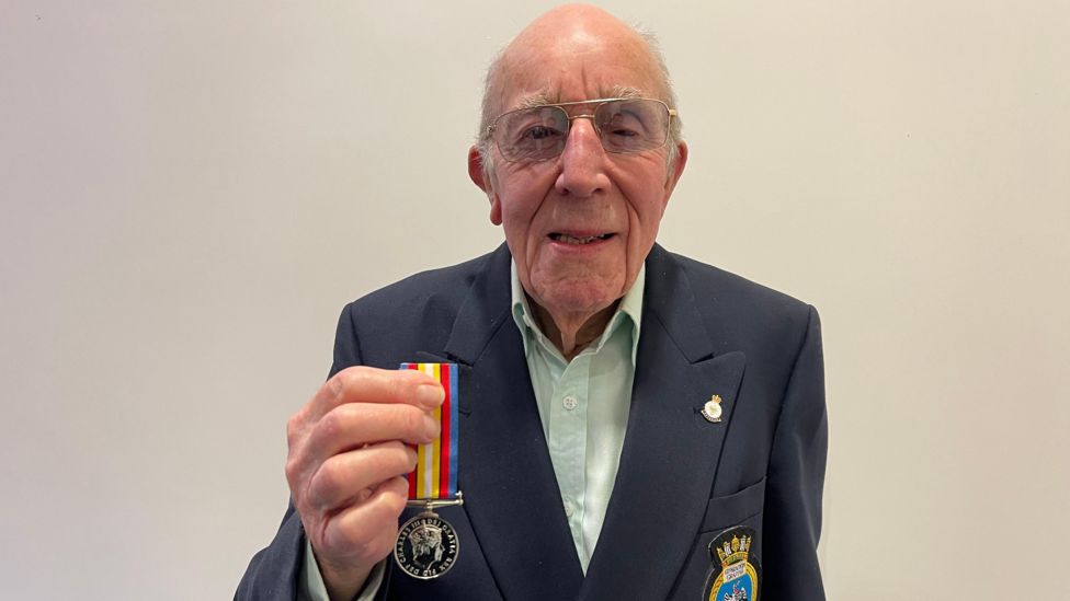 Nuclear Test Medal given to Swaffham veteran - BBC News