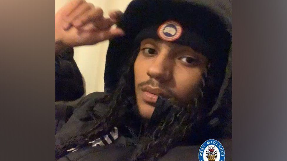 Wolverhampton: Teen stabbed to death at 'crack den' flat - BBC News