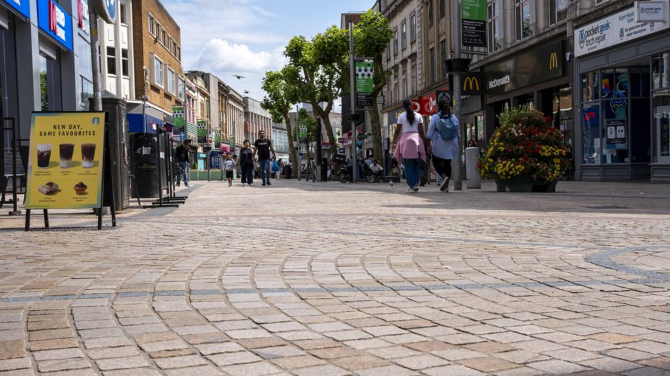 Wolverhampton city centre paving upgrade completed early - BBC News
