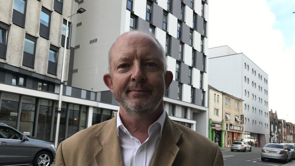 Rhybudd y gall Caerdydd droi'n ddinas o fflatiau gwag - BBC Cymru Fyw