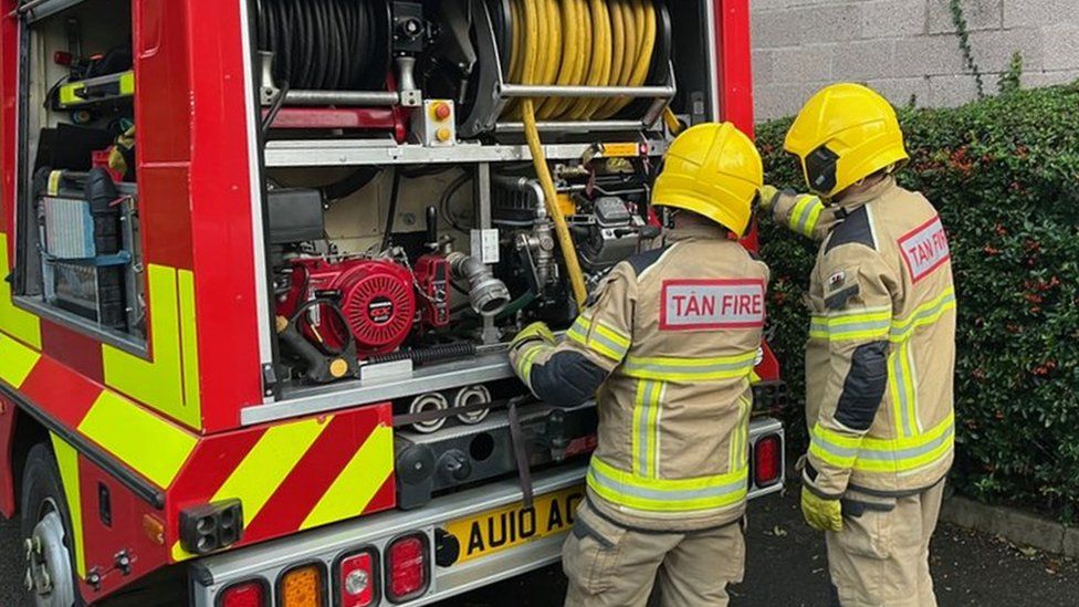 Cynlluniau ad-drefnu diffoddwyr tân yn 'beryglus' - BBC Cymru Fyw