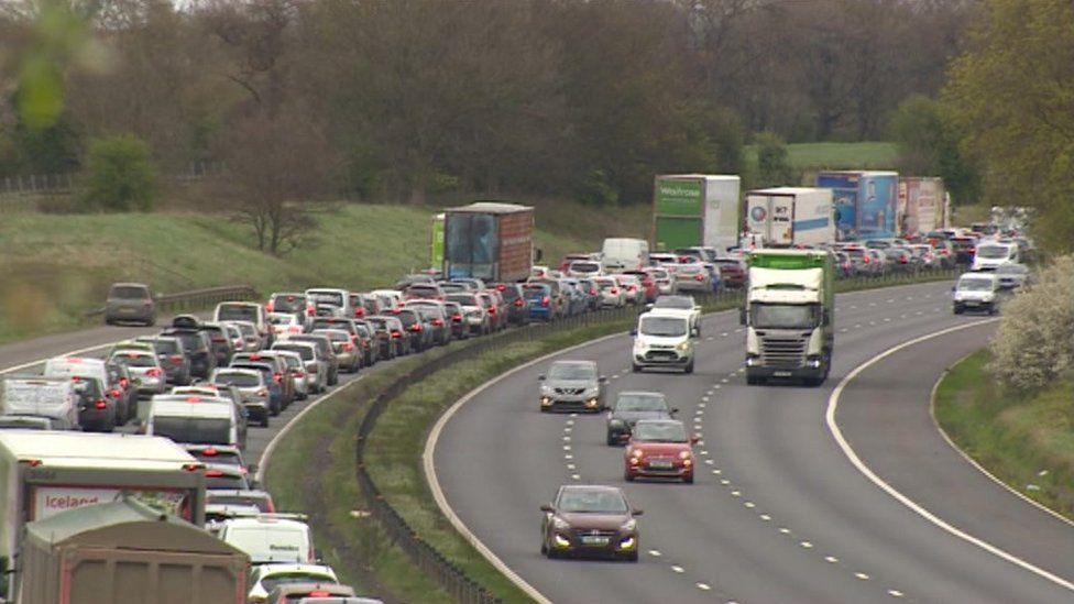 Lorry tanker fire on M4 causes long delays - BBC News