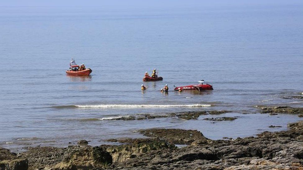Awyren wedi plymio i'r môr ger Porthcawl - BBC Cymru Fyw