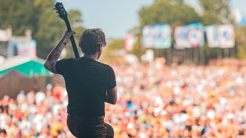 In pictures: Pulp headline Isle of Wight Festival - BBC News
