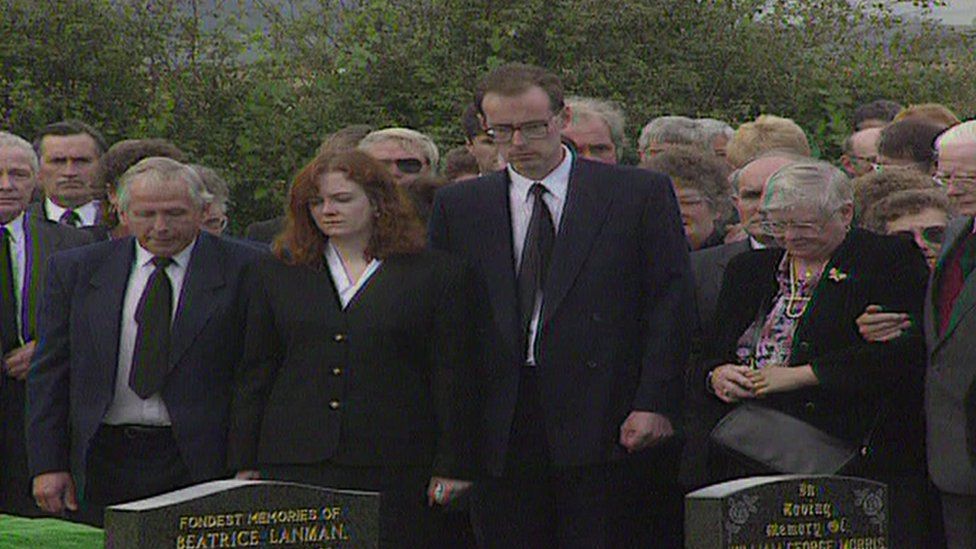 Edrych eto ar dystiolaeth llofruddiaethau Llanhari 1993 - BBC Cymru Fyw