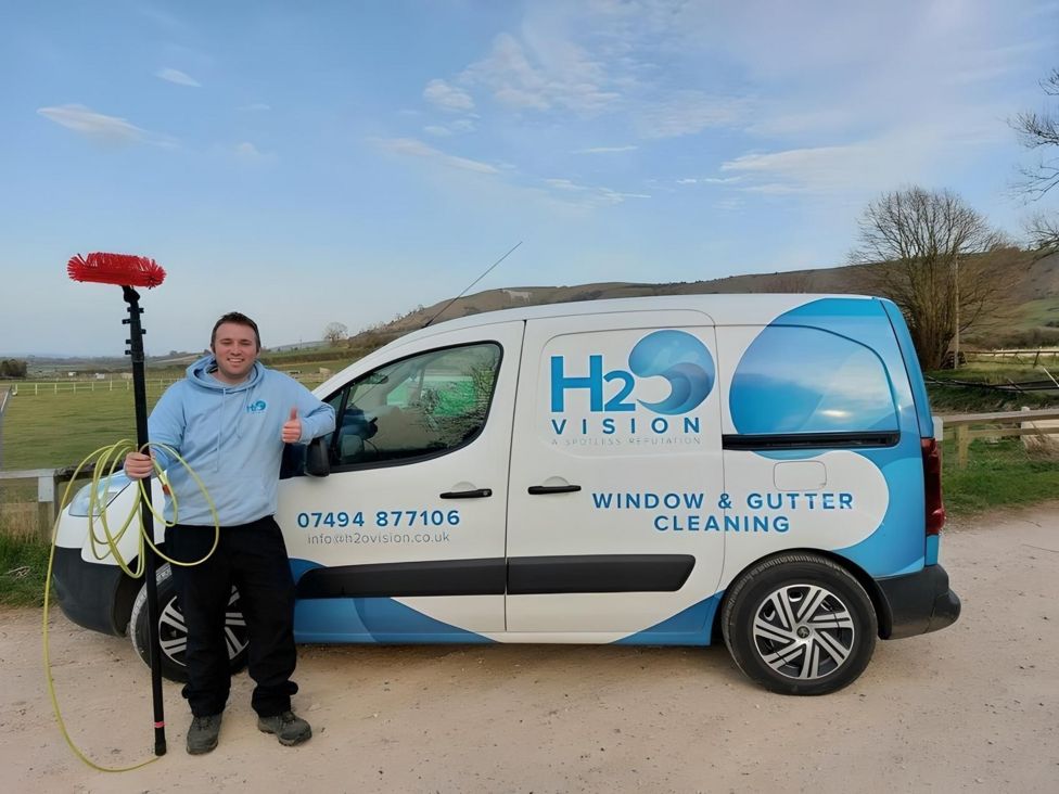 Wiltshire window cleaner loses forearm in 33,000-volt shock - BBC News