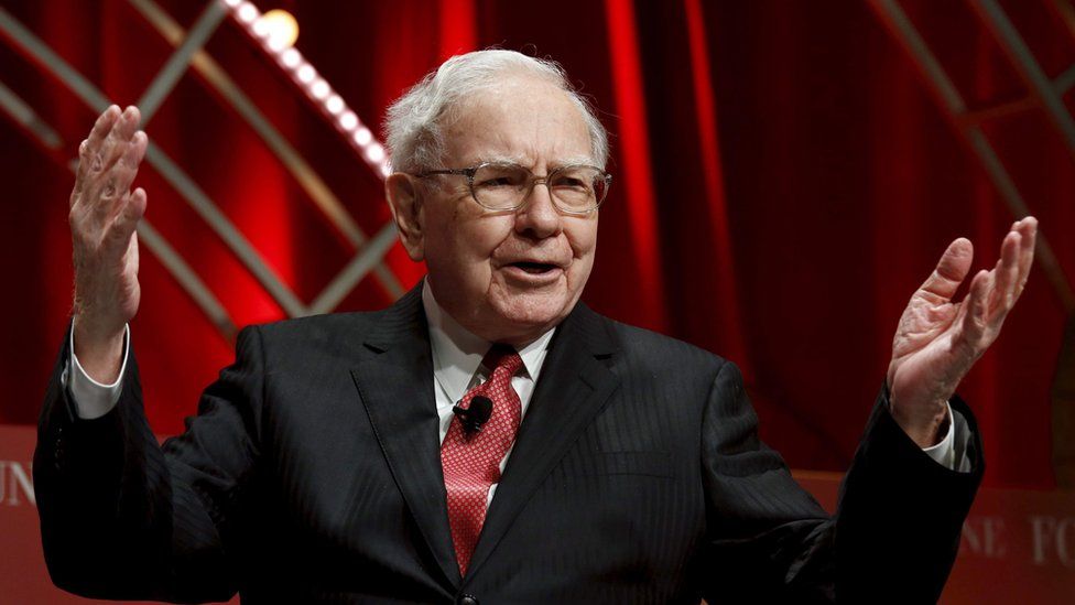 Warren Buffett releases tax details after Trump's debate comment - BBC News