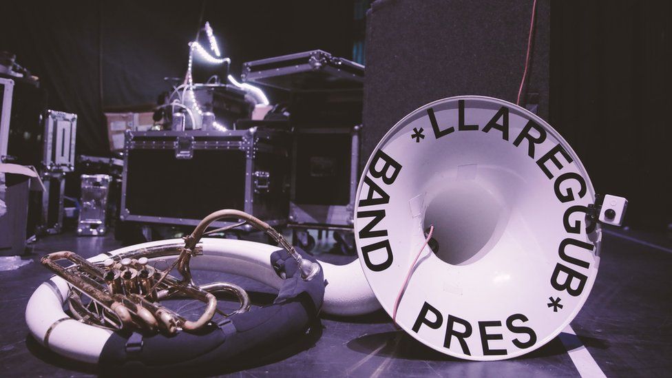 Lluniau gig Geraint Jarman: Steddfod yn y Ddinas - BBC Cymru Fyw