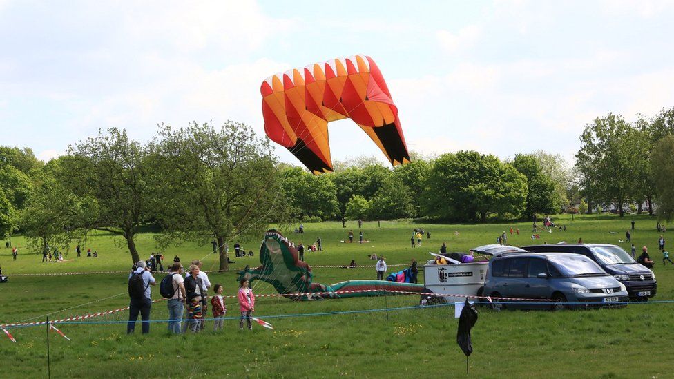 Streatham Kite Festival flies crocodile, dragon and octopus - BBC News