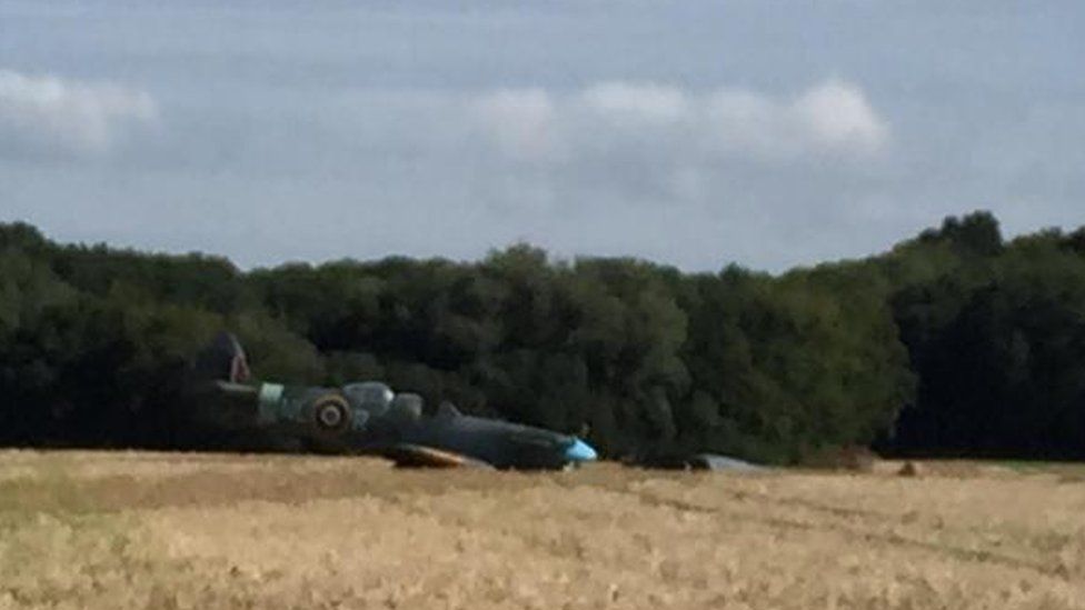 Spitfire plane crash-lands in Kent field - BBC News