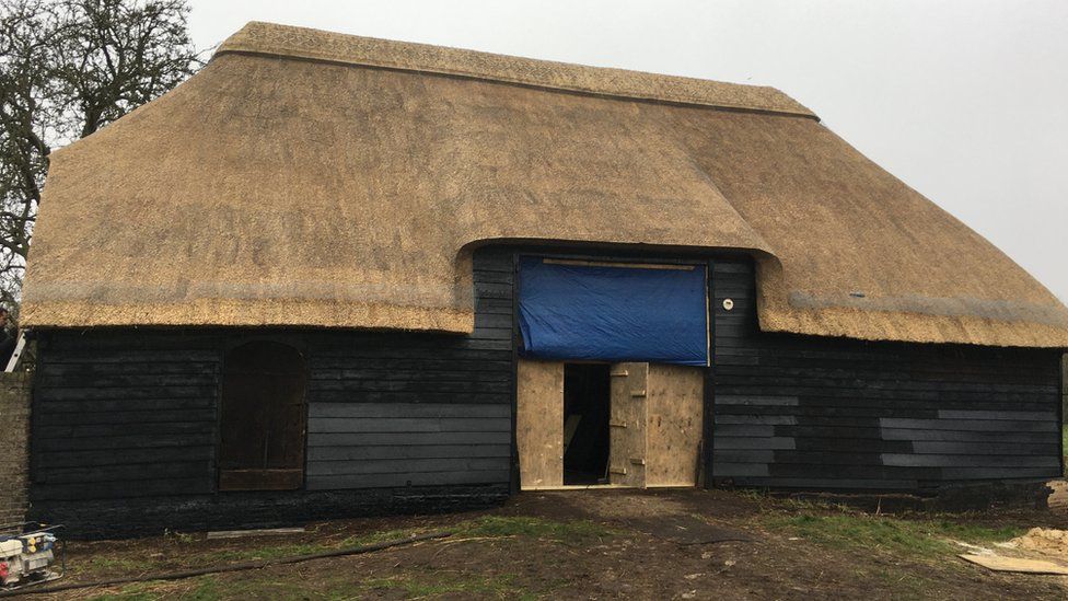 Tudor tithe barn re-thatching completed by Trust in Landbeach - BBC News