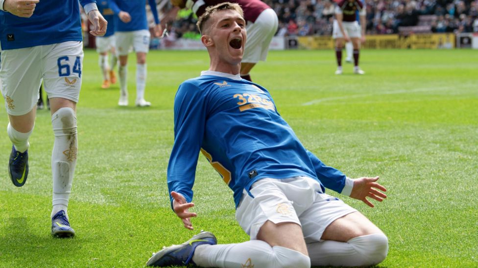 McKinnon pens three-year deal at Rangers - BBC Sport