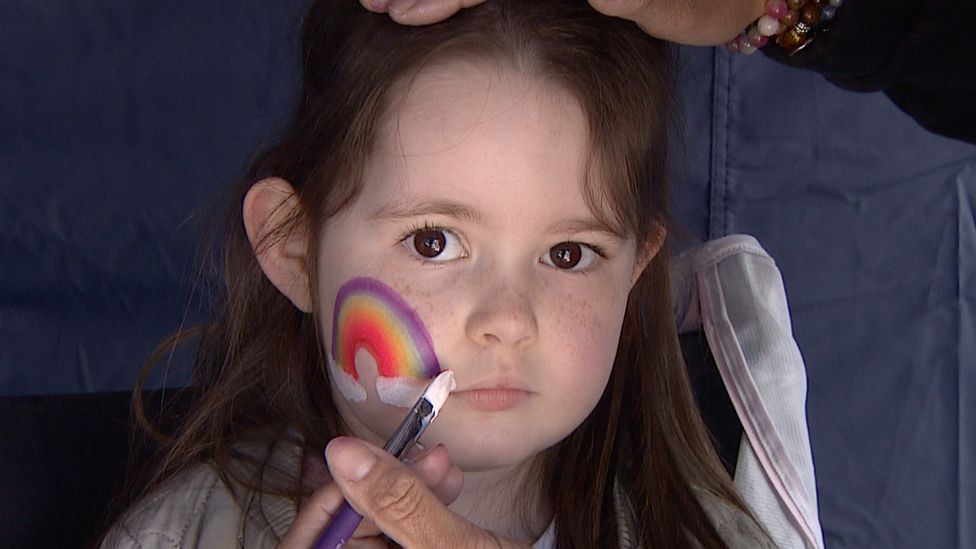 Hundreds flock to pop up farm in Coventry city centre - BBC News