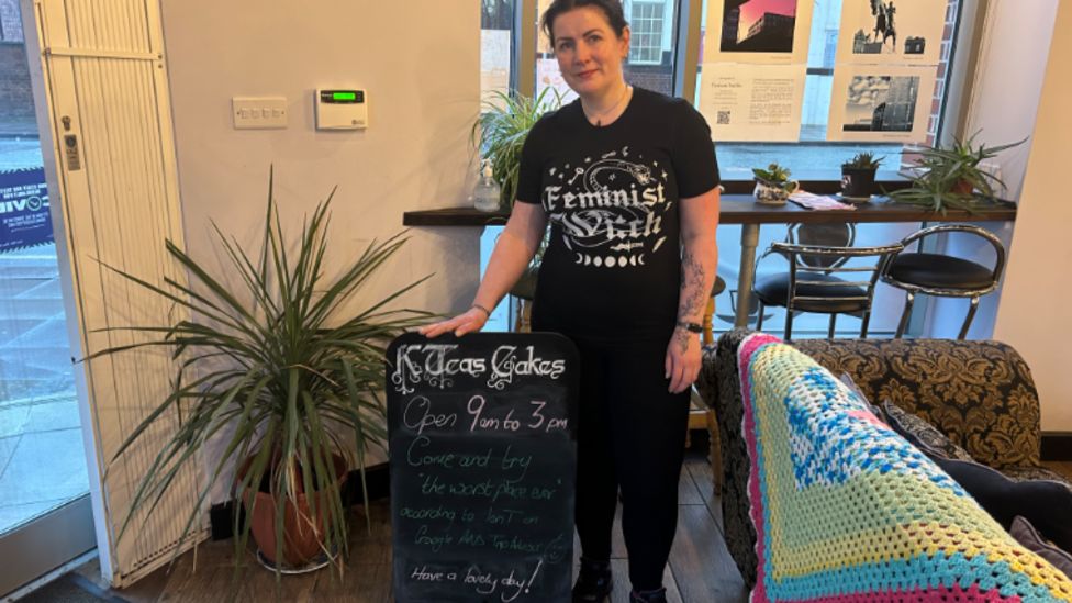 'Worst' cafe review boosts Wolverhampton business - BBC News