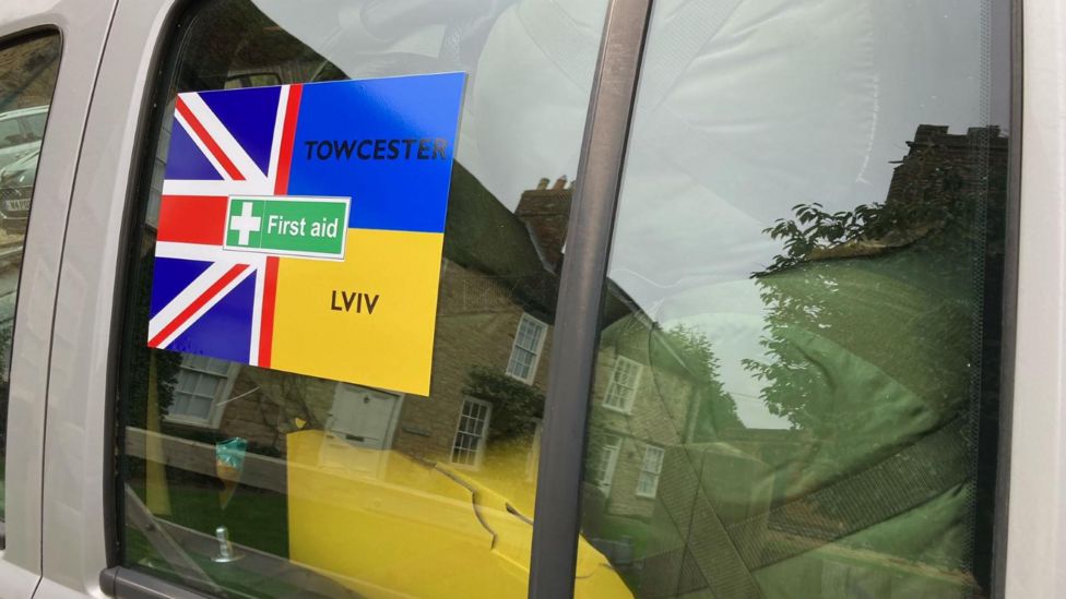 Help offered to get stranded Ukraine aid car back on the road - BBC News