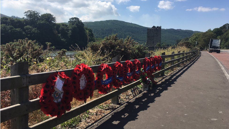 Warrenpoint 'hate crime' poppy wreaths replaced - BBC News