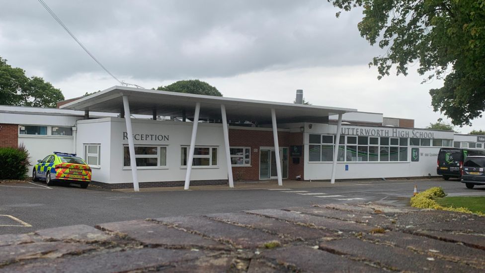 Lutterworth: School locks down after boy assaults staff member - BBC News