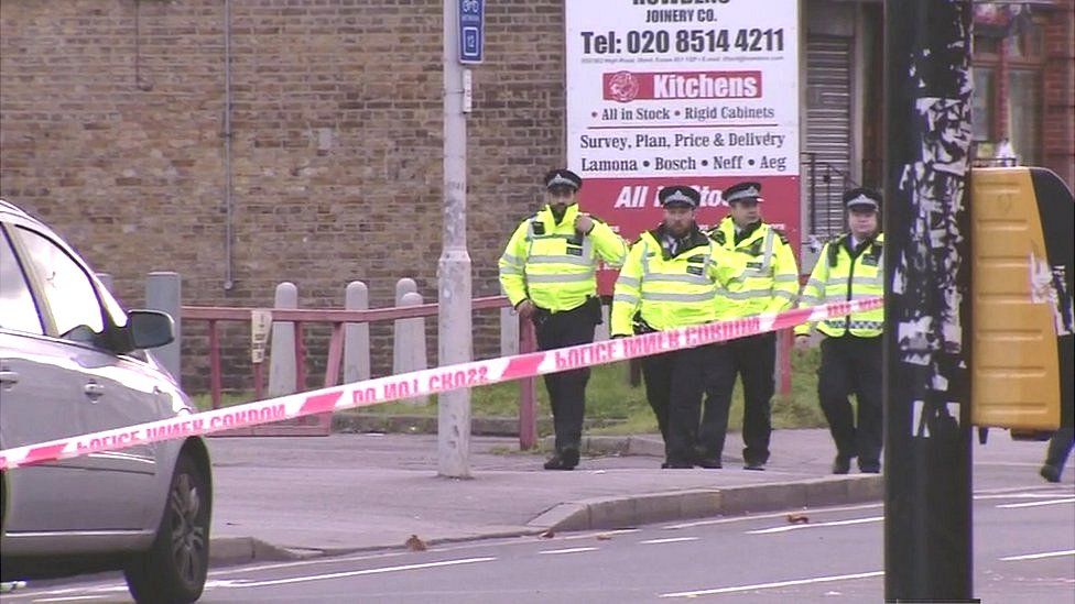 Ilford murder: Man 'beaten to death with baseball bats' - BBC News