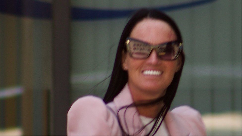 Birmingham prison officer who had sex with inmate jailed - BBC News