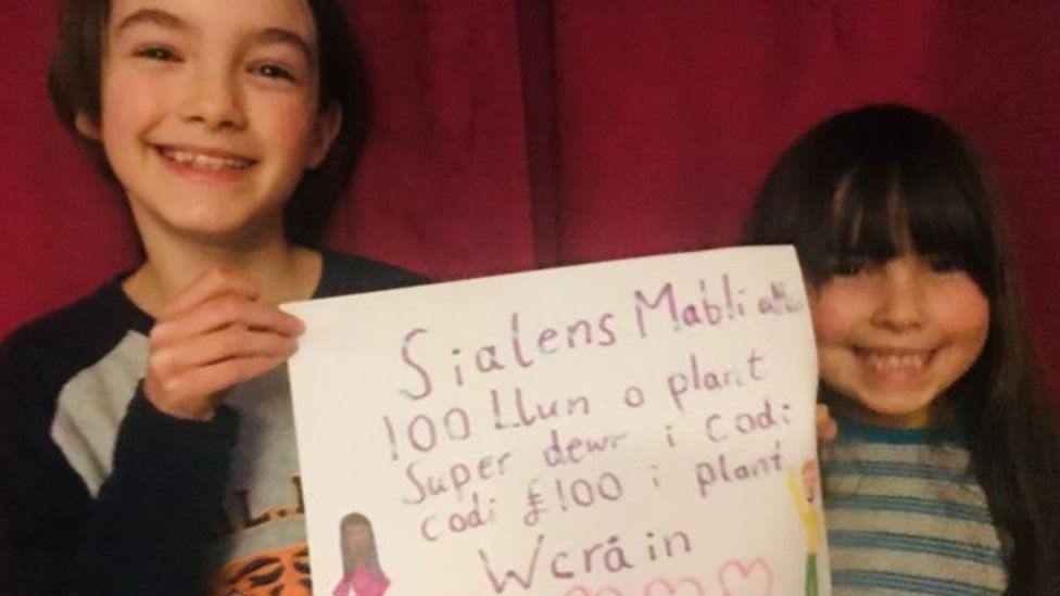 Can llun i helpu pobl Wcráin - BBC Cymru Fyw