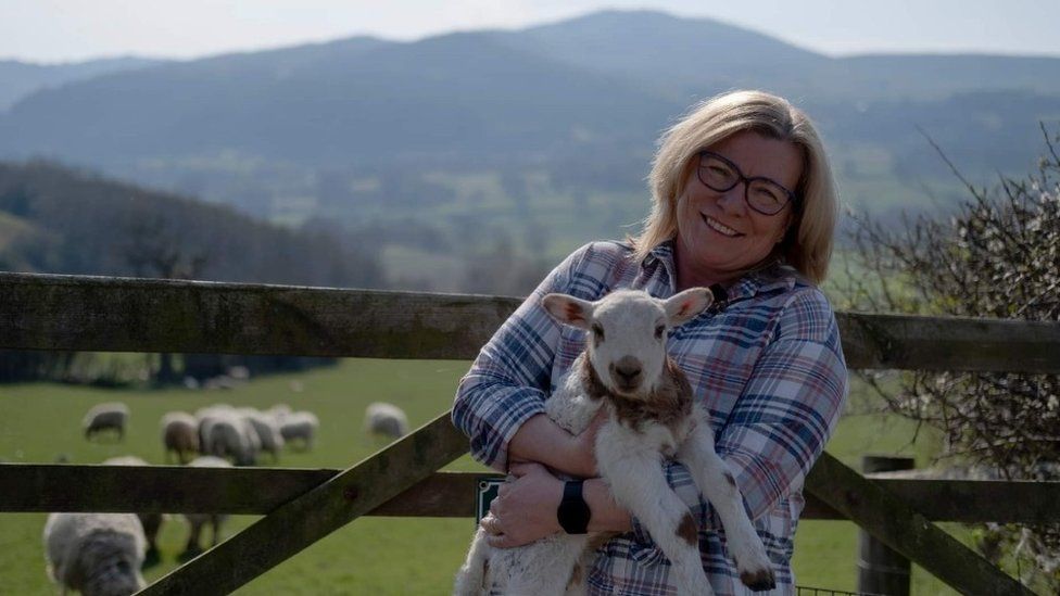 Nyrs cleifion canser yn ymddeol - yn rhannol o achos Covid - BBC Cymru Fyw