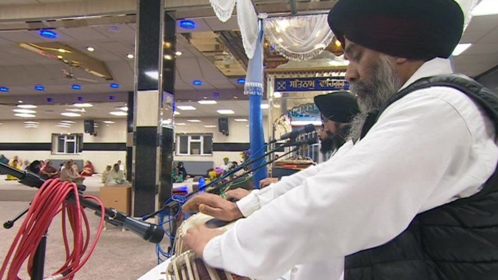 Sikhs in Wolverhampton gather to mourn Queen in special ceremony - BBC News