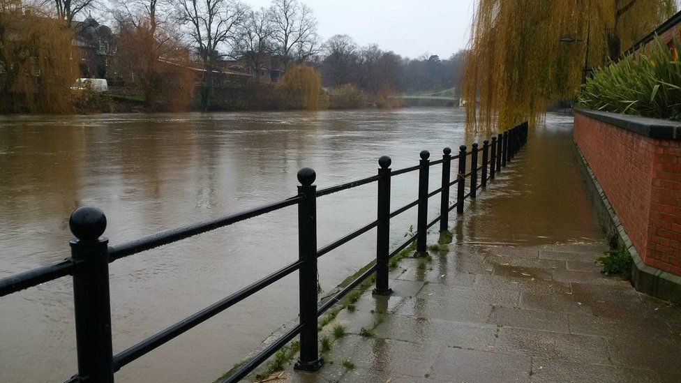 Flooding shuts roads in Shropshire as river levels rise - BBC News