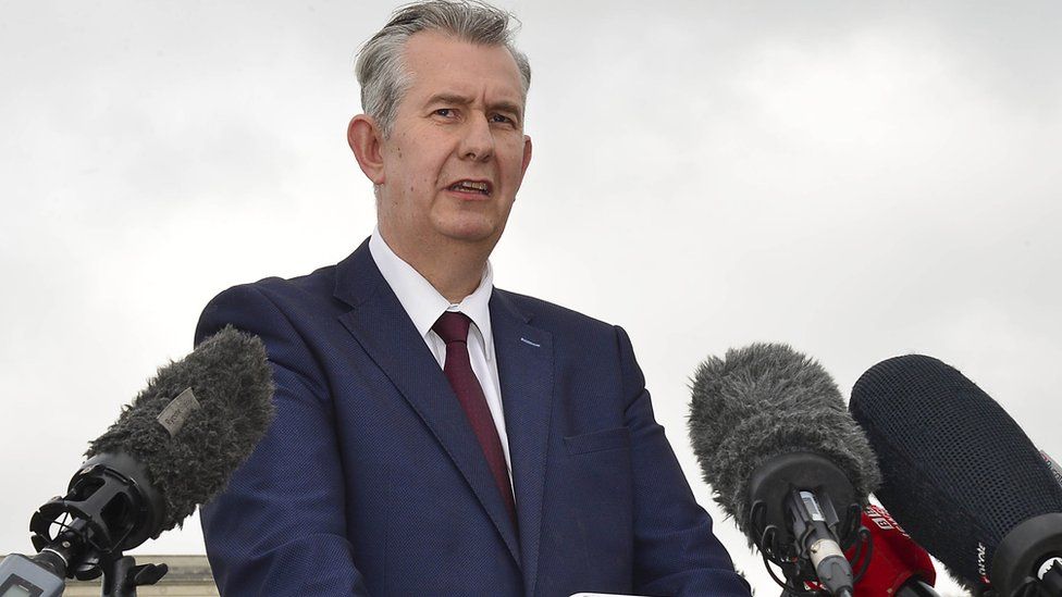 Edwin Poots battles to steer a 'deeply fractured' DUP - BBC News