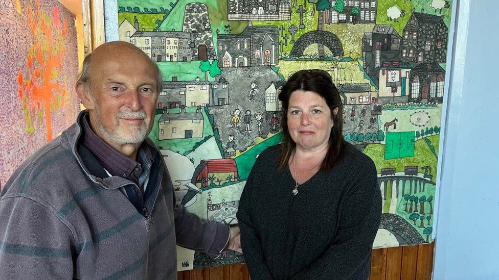 Môn: Adeilad hen ysgol bentref yn ôl yn nwylo'r gymuned - BBC Cymru Fyw