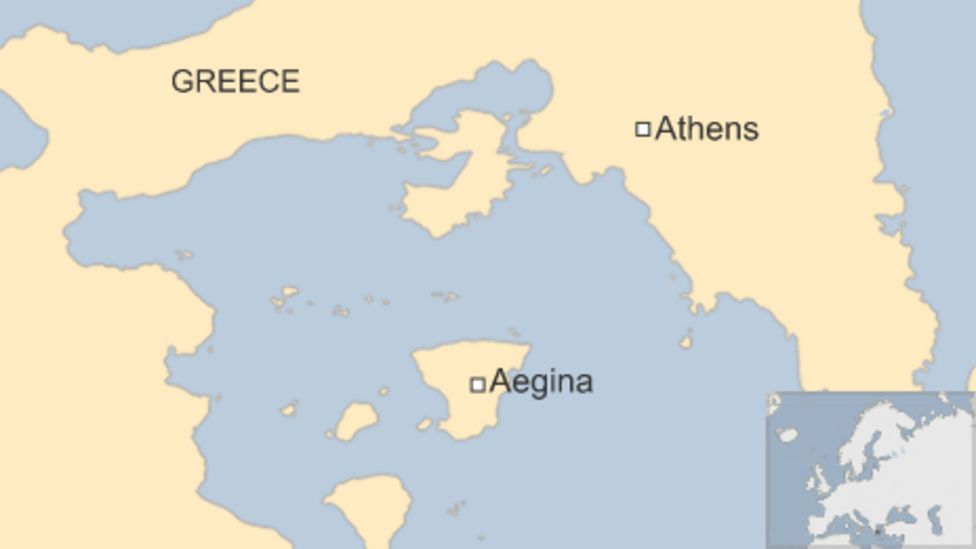 Cliff collapse on Greece's 'shipwreck beach' injures tourists - BBC News