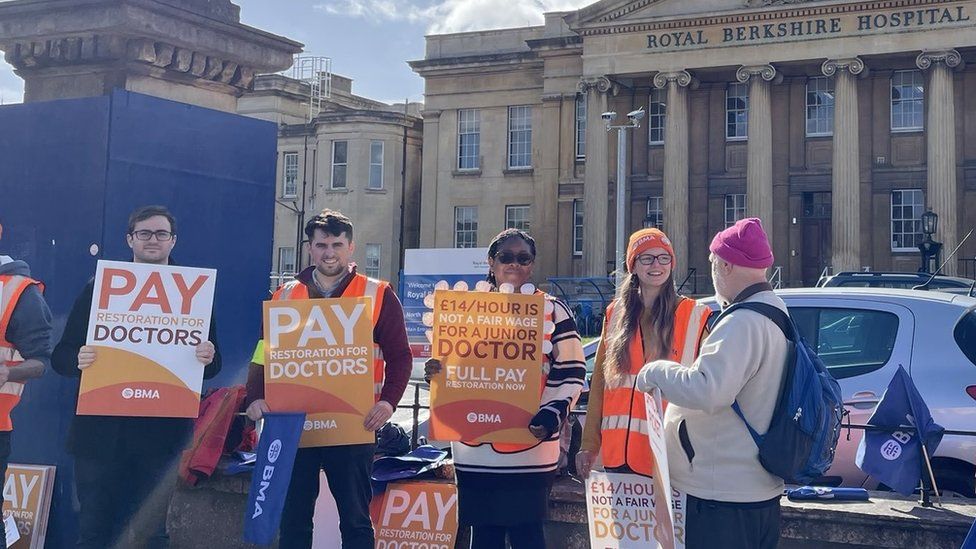 Reading junior doctors striking for 'pay restoration' - BBC News