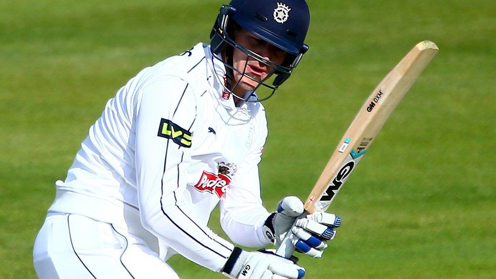 Hampshire: Jimmy Adams hands over captaincy of county - BBC Sport