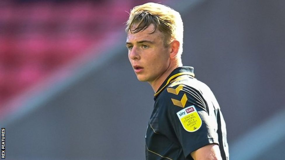 Liam Bennett: Cambridge reward young defender with new two-year ...