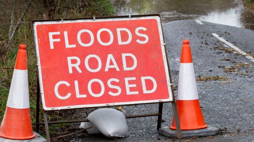 Flood warnings in Warwickshire after heavy rainfall - BBC News