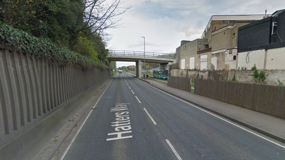Man dies in four-vehicle crash in Luton - BBC News