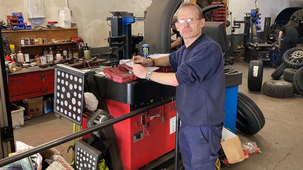 Environment activists let down 4x4s' tyres in Falmouth - BBC News