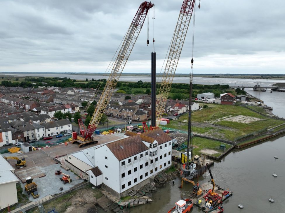 Great Yarmouth's £42.9m upgrade to flood defences completed - BBC News