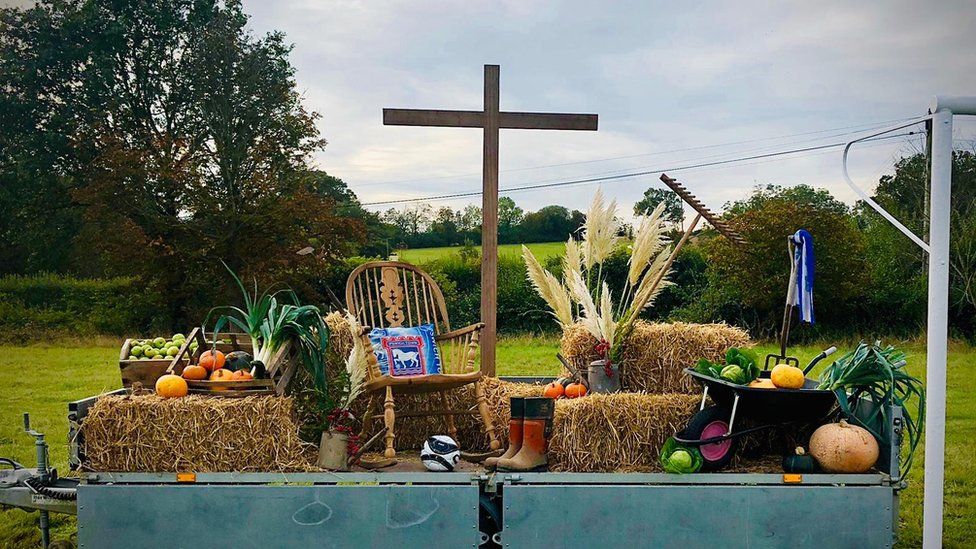 Covid: Suffolk farmer honoured at drive-in funeral he planned - BBC News