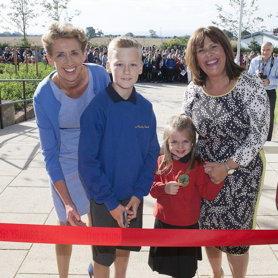 Pupils return to new Duns and Langlee primary schools - BBC News