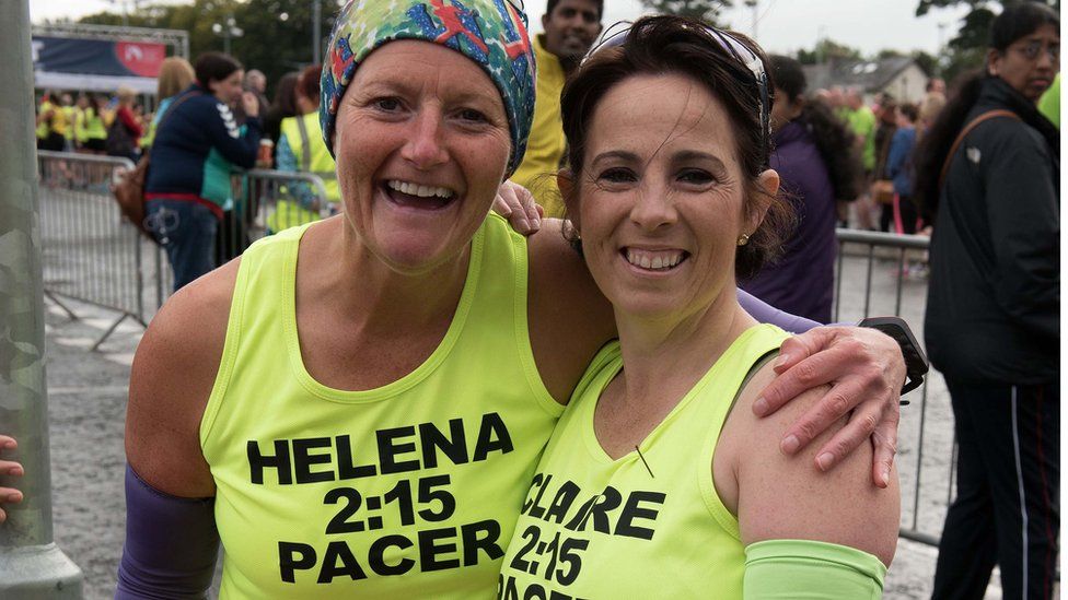 The half marathon balloon runners setting the pace - BBC News